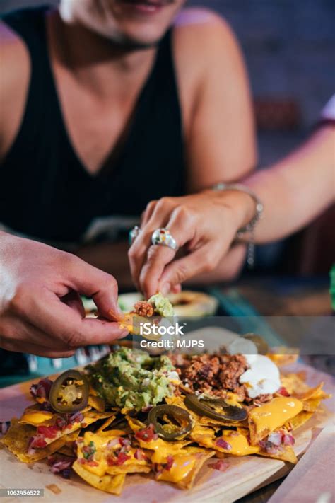 커플 야외 멕시코 레스토랑에서 거리 타코와 나 초를 먹고 멕시코 음식입니다 거리에 대한 스톡 사진 및 기타 이미지 거리 고기 길거리 음식 Istock