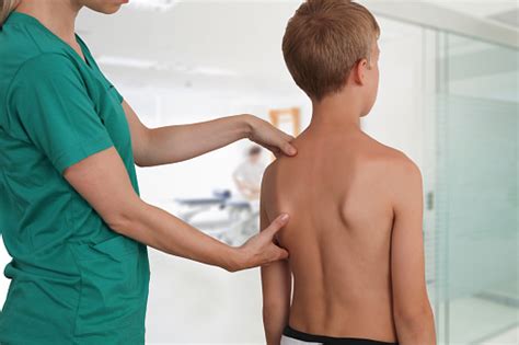 有脊柱背調整的孩子骨病物理治療運動學不良姿勢校正 照片檔及更多 伸展身體 照片 伸展身體 男孩 人 Istock