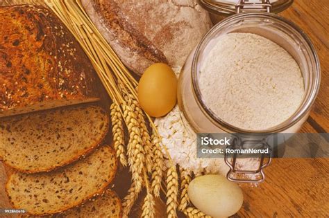 Loafs 빵 빵 밀가루 계란 나무 배경 곡 식의 귀 조각 소박 하 고 농촌 개념입니다 닫습니다 평면 배치 건강한 식생활에 대한
