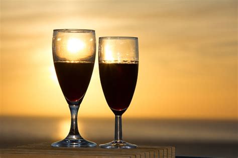 배경에 아름다운 일몰과 함께 와인으로 가득 찬 두 개의 와인 컵 클로즈업 0명에 대한 스톡 사진 및 기타 이미지 0명 건강관리와 의술 로맨스 Istock