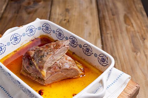 나무 테이블에 패턴 세라믹 베이킹 시트에 구운된 오리 필렛 건강 한 영양 섭취를 위한 음식입니다 텍스트에 대 한 여유 공간입니다