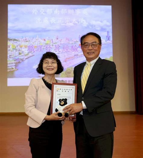 【鮮週報】外交部南辦處長沈正宗現身高大卓越講座 分享職涯發展經驗