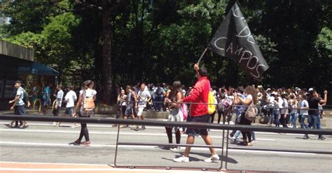 Estudantes Protestam Contra Fechamento De Escolas Públicas De Sp