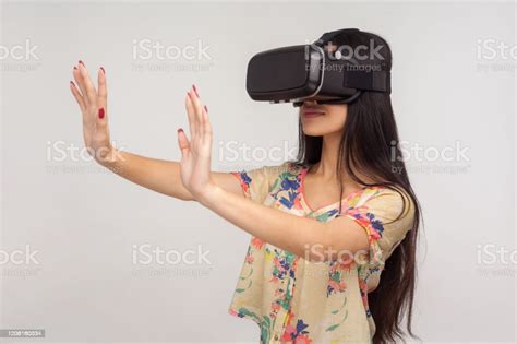 Vr 안경에 젊은 예쁜 여자 서 제기 손바닥과 긍정적인 진정 얼굴 표정 비디오 게임을 재생 3차원 형태에 대한 스톡 사진 및