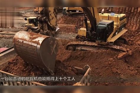 男子发明可变形的挖掘机，再崎岖的道路也能通过，让老外羡慕不已
