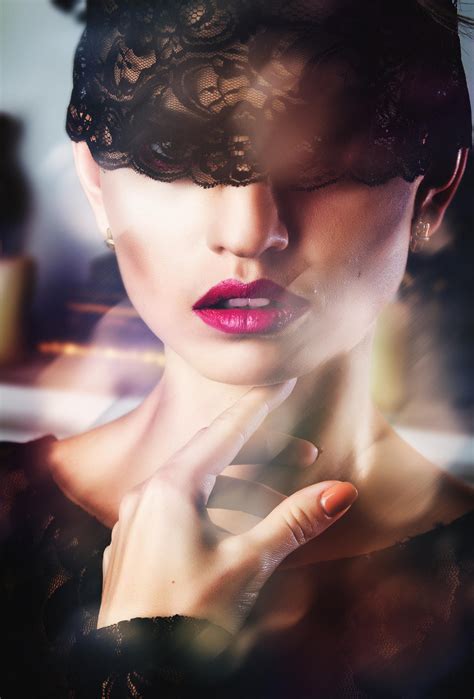 배경 화면 얼굴 여자들 모델 초상화 갈색 머리의 안경 세로보기 뷰어를보고 사진술 닫다 핑크 립스틱 실내의 여성 유행 아이 라이너 사람 피부