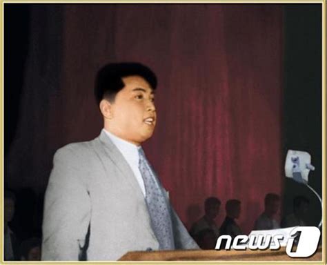 北 한복 입은 김일성 사진 첫 공개1946년 젊은 시절 모습도