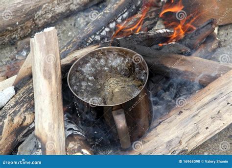 Kochendes Wasser Stockfoto Bild Von Brennholz Kochen 16968090
