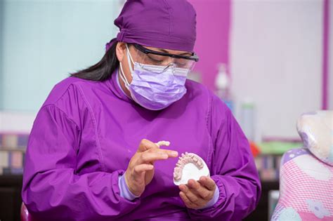 치과 보철물을 연구하는 멕시코 여성 치과 의사의 얕은 초점 임플란트에 대한 스톡 사진 및 기타 이미지 임플란트 틀니 건강