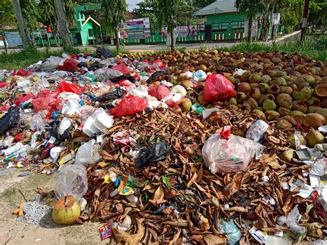 Pasar Rakyat Diduga Jadi Tempat Pembuangan Sampah OTORITASNEWS