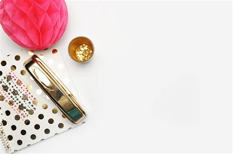 흰색 테이블 노트북 및 스 테 플 러 여자 스타일 데스크톱 현대 평면 위치 골드 편지지 배경 모형입니다 글 래 머 스타일 작업 영역입니다 웨딩 배경입니다 골드 물방울