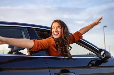 Jóvenes Hermosas Mujeres Comprando Un Auto Nuevo Muy Feliz Y Emocionada Una Mujer Sonriente
