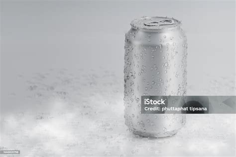 흰색 배경 음료 물 에너지 음료 맥주 주스 알코올 및 소다 담수 방울 광고 3d 렌더링 그림에 알루미늄 캔 구름 및 물방울 응축을 현실적인 모형 에너지 음료에 대한 스톡