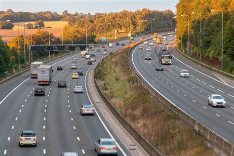 英国公路运输 英国m25高速公路夜间交通 编辑类图片 图片 包括有 英国 橙色 壅塞 机动车路 230463135