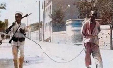 晚清真实的刑场老照片：义和团成员头戴刑枷，表情一脸绝望历史百姓社会