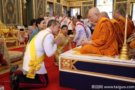 泰国国王携王后驾临佛寺敬献僧衣 搜狐大视野 搜狐新闻