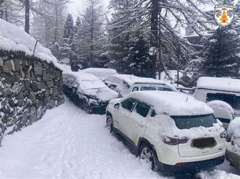 Neve Sulla Strada Maxi Carambola Di Auto A Cervinia FOTO