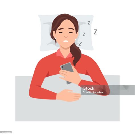 침대에 누워 코를 골고 있는 젊은 여자 전화를 들고 깊은 잠을 자는 동안 입을 벌리고 큰 소리로 코를 골다 약간의 Zzz를 잡기