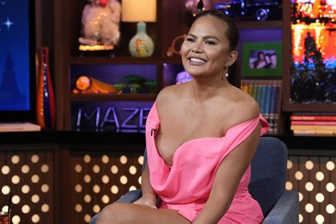 Chrissy Teigen Re Creates Margot Robbies Barbie Foot Scene Ps Entertainment