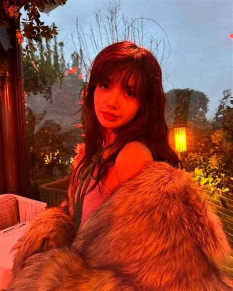 패션엔 블랙핑크 리사 글로벌 슈퍼스타 압도하는 페이크 퍼 프렌치 글래머룩