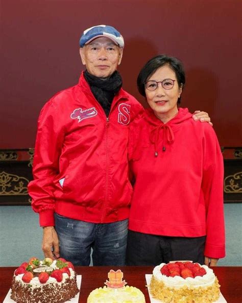 汪明荃真是大妈们的穿搭楷模，西瓜红衬衫配黑裤子，一点也不服老