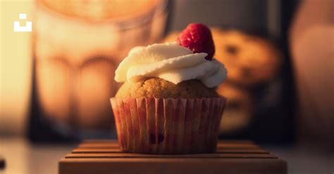 흰색 프로스팅과 빨간색과 흰색 토핑을 곁들인 컵케이크 사진 Unsplash의 무료 컵케이크 이미지