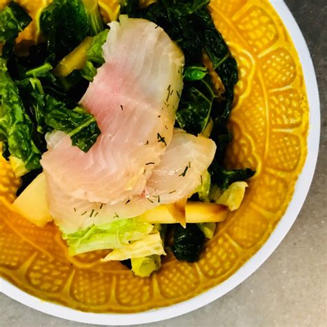 Kohlbowl Mit Kalt Geräuchertem Saibling Randen Und Marillen