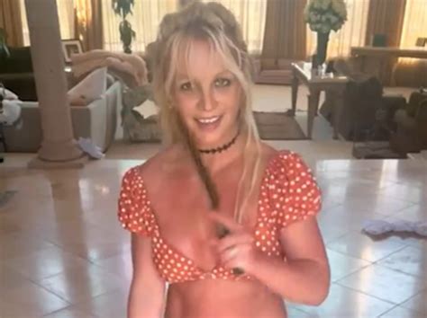 Britney Spears Sticks With Knife Content ThBlog