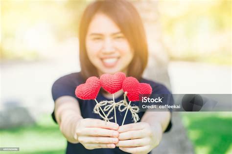 새로운 친구 사랑 모임 및 날짜 귀여운 미소 아시아 태국 청소년 손을 잡고 레드 심장 다루어 또는 자선 도움이 당신에 게 달콤한