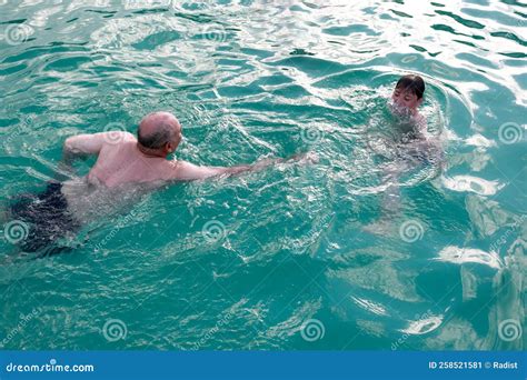 Avô E Seu Neto Relaxando Na Piscina Imagem De Stock Imagem De Senior Retrato 258521581