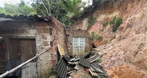 Barreira desliza e atinge duas casas no Cabo de Santo Agostinho ninguém ficou ferido