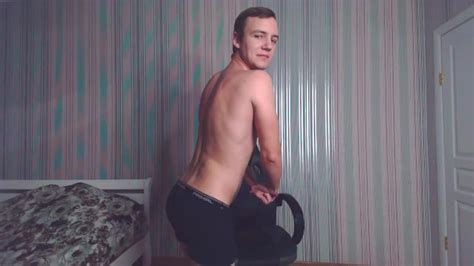 穿着黑裤子跳舞的性感男人