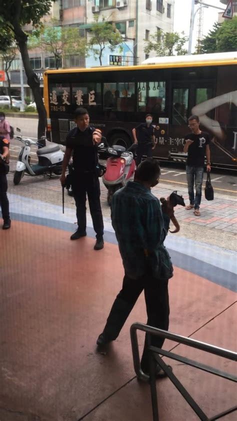 快訊／台中男清水郵局前持刀狂揮！路人險遭波及 警舉槍火速遏止