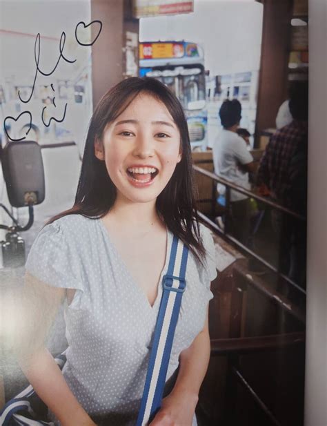 Yahooオークション 直筆サイン入り 白濱美兎 1st写真集『manika』イ