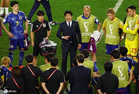 森保一赛后安慰队员 发表本届世界杯最后一次动员 搜狐大视野 搜狐新闻
