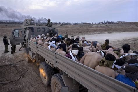 Tentara Israel Ikat Warga Palestina Dengan Bom Lalu Dipaksa Masuk