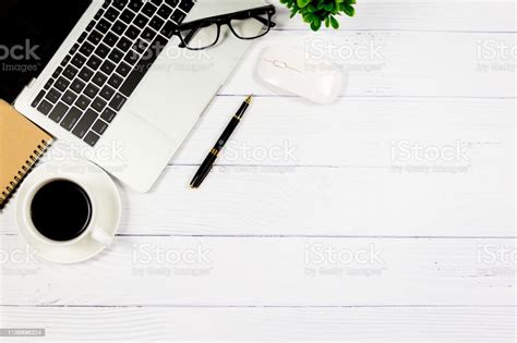 사무실의 작업 공간 빈 노트북 및 기타 사무 용품이있는 나무 흰색 책상 복사 공간이있는 상단보기 바로 위에 대한 스톡 사진 및 기타 이미지 Istock