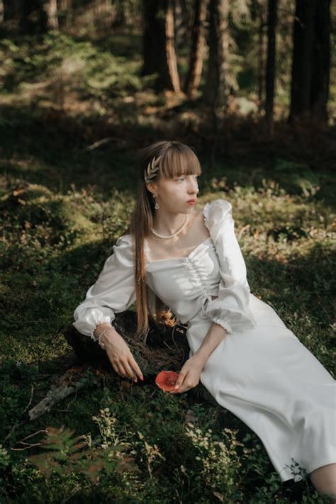 有关休閒 優雅 冷靜 和平的 复古风格 大地色调 天性 女人 女性 寧靜 戶外 擺姿勢 放鬆 日光 时尚肖像 時尚 林地 森林 植物群 模特兒 樹木