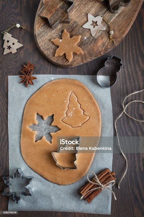 다크 브라운 나무 테이블에 커터와 달콤한 페이스트리 반죽에서 진저 브레드 향신료 쿠키의 요리의 최고 보기 0명에 대한 스톡 사진 및 기타 이미지 Istock