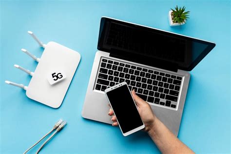 노트북과 손을 잡고 스마트 폰으로 Wi Fi 라우터의 상위 뷰 무료 사진