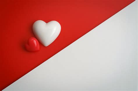 빨간색 배경에 복사 공간에 떠 있는 발렌타인의 마음 사랑의 상징입니다 해피 발렌타인 데이 배경 개념입니다 0명에 대한 스톡 사진