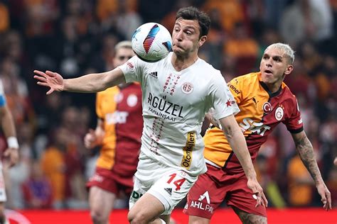 Lider Galatasaray Antalyaspor u rahat geçti