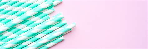 분홍색 배경에 파티를 위한 흰색과 녹색 마시는 빨대종이 더미 텍스트 공간을 사용할 수 있습니다 기치 0명에 대한 스톡 사진 및