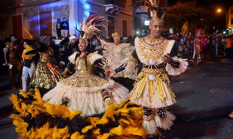 Carnaval Do Mindelo Desfiles Do Grupo Dos Professores E Do Samba Tropical Encheram Animaram As