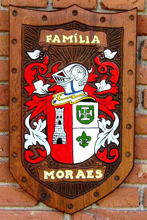 Brasão da família Moraes entalhado em madeira Brasão de familia