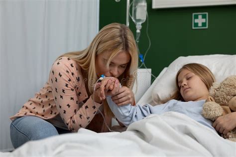 Una Madre Que Se Ocupa De Cuidar A Su Hijo Enfermo En Un Ambiente