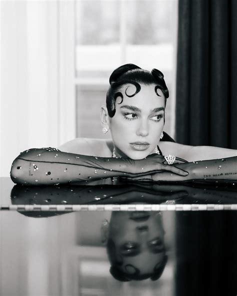 Dua Lipa Met Gala Photo Moment • Celebmafia