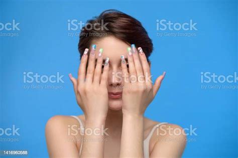 마른 십대 소녀 귀여운 소녀 그녀의 손에 그녀의 얼굴을 숨기고 파란색 배경에 유머에 대한 스톡 사진 및 기타 이미지 유머
