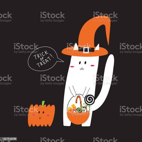 마녀 모자를 쓰고 있는 할로윈 고양이 귀여운 흰 고양이 사탕 양동이와 호박과 인사말 카드를 트릭 또는 치료 10월에 대한 스톡