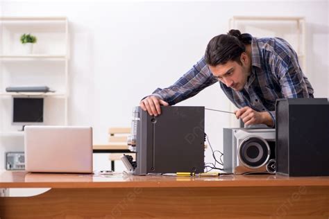 Müzikal Hi Fi Sistemini Tamir Eden Genç Mühendis Müzikal Hi Fi